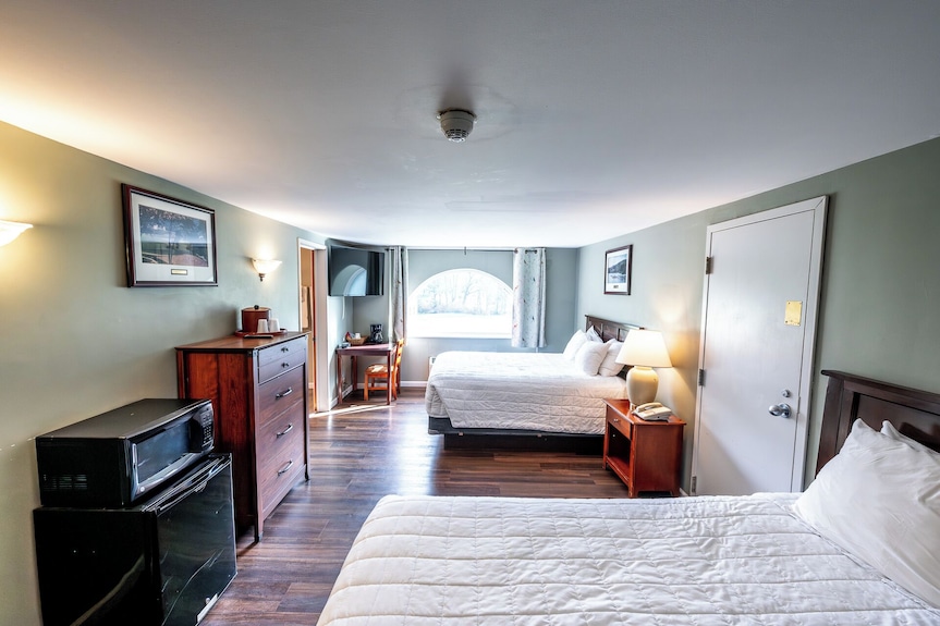 2 Units | Mountain Retreat | Refined Comfort & Scenic Views In A Serene Hideaway - Delaware Water Gap, PA