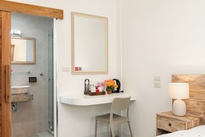 Cofres nos quartos, espaço de trabalho para notebook, cortinas blackout