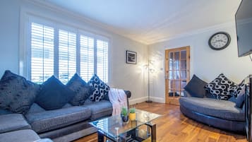 Casa, pátio, vista para o jardim | Sala de estar | Televisor