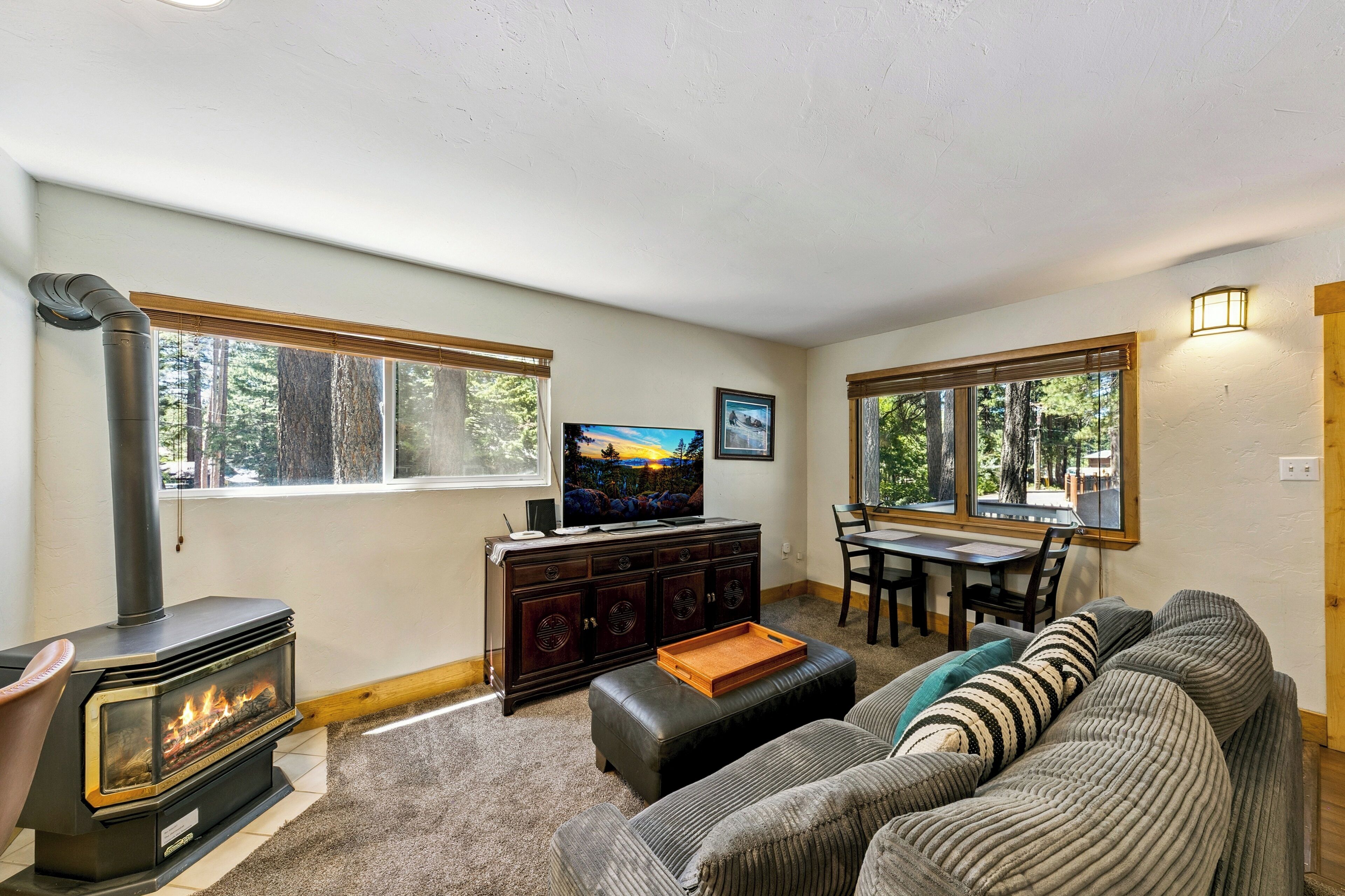 Tommy Tee's Forest Cottage: Hot Tub, Close To Lake & Skiing - South Lake Tahoe, CA