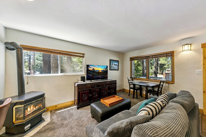 Tommy Tee's Forest Cottage: Hot Tub, Close To Lake & Skiing - South Lake Tahoe, CA
