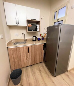 Apartamento, 1 quarto | Kitchenette privada | Minifrigorífico, um micro-ondas, uma placa de cozinha