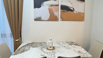 Apartamento em Condomínio Fechado, 2 quartos, acessível, varanda | Sala de jantar