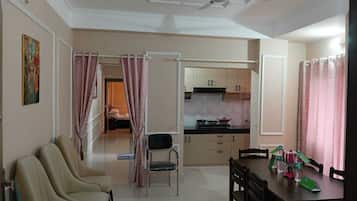 Quarto Quádruplo Superior, varanda, vista para a colina | Secretária, Wi-fi grátis
