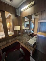 Quarto triplo premium | Escrivaninha, roupa de cama