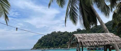 Quarto Triplo de Luxo, piscina privativa, vista para o mar | Secretária, roupa de cama fornecida