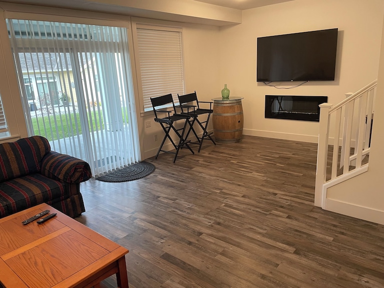 4 Bedroom, 4 Bathroom On The Lake Starting Oct 15 Special Snow Bird Rates - Osoyoos