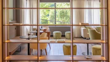 2 bares/lounges, um bar junto à piscina