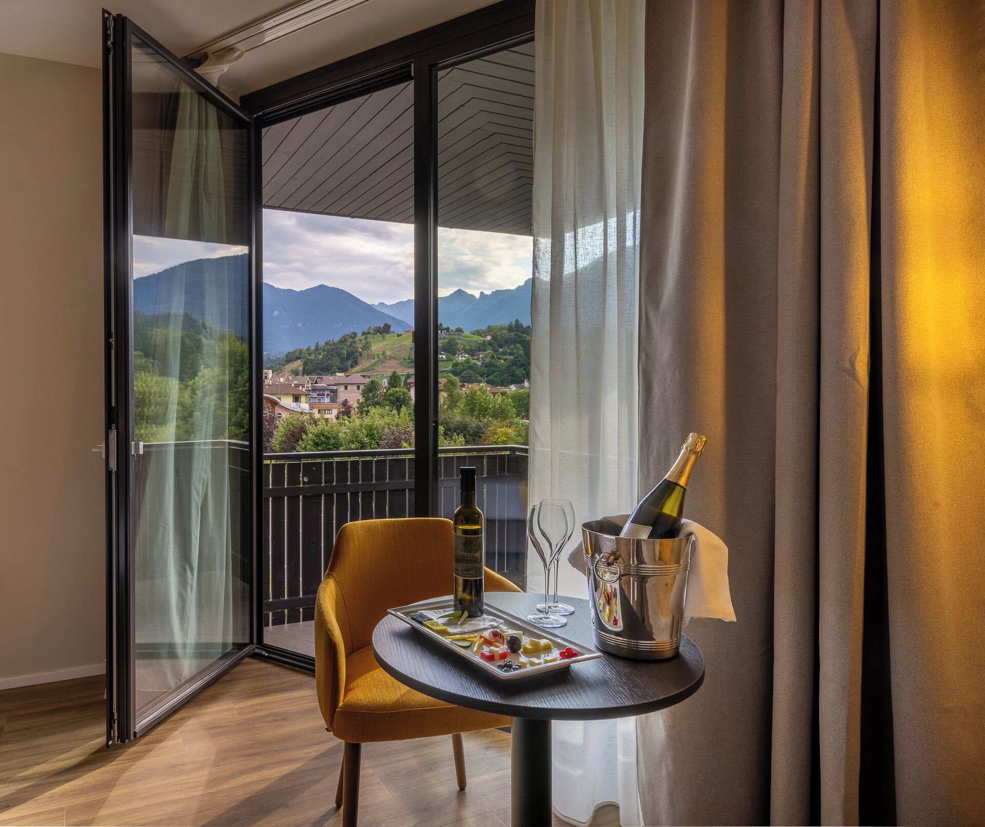 Quarto Duplo Júnior, varanda, vista para a montanha | Cofre no quarto, Wi-fi grátis 