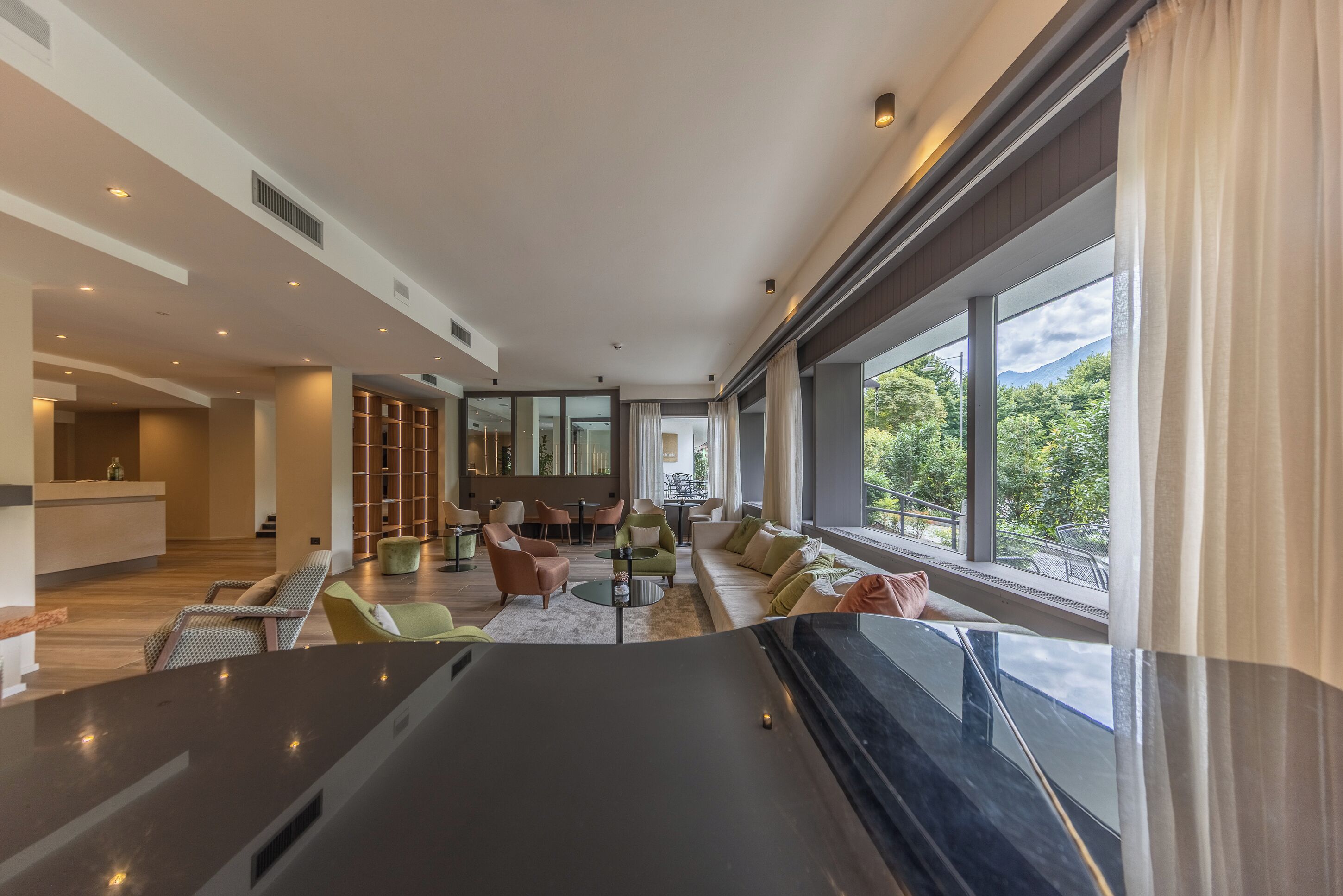 2 bares/lounges, um bar junto à piscina 