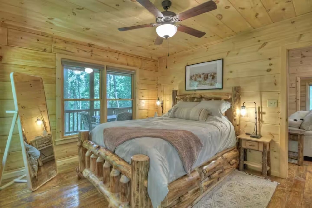 Blue Ridge Log Cabin w Fire pit and Screened Porch - Fannin County | Stayz