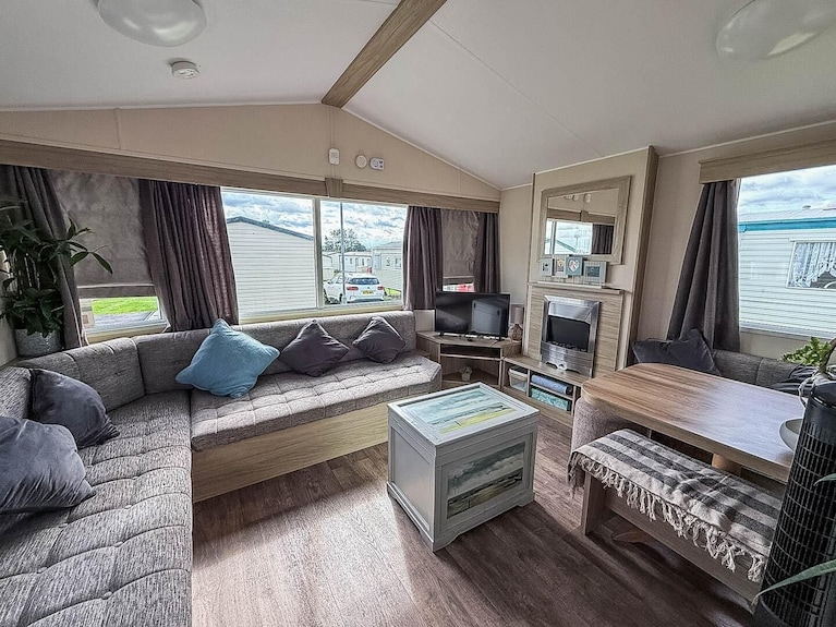 Lovely 6 Berth Caravan With Decking At California Cliffs In Scratby Ref 50027f - Caister-on-Sea