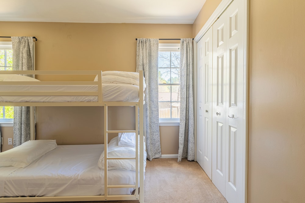 Serene Modern Getaway With Pool&games - Goat Rock Lake, GA