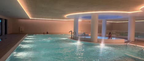 Trailer | Piscina | Piscina interna, piscina externa