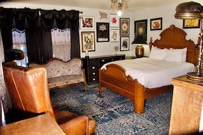 Quarto casal superior, 1 cama Queen, vista para a montanha | Individualmente decorados, individualmente mobiliados, Wi-Fi de cortesia