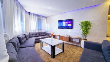 Apartamento júnior, vista para o campo de golfe | Área de estar | TV de tela plana