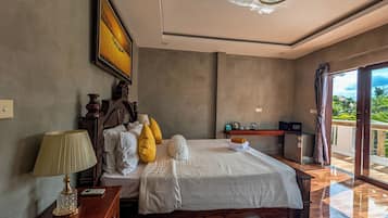 Quarto luxo, 1 cama King, sacada, vista para a cidade | Escrivaninha, espaço de trabalho para notebook, Wi-Fi de cortesia