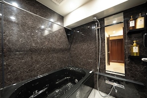 Apartamento Standard, 1 quarto, sem serviço de limpeza e arrumação | Casa de banho | Um secador de cabelo, chinelos 