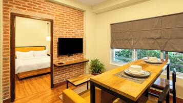 Estúdio luxo | Área de estar | TV de tela plana 42 polegadas com canais digitais