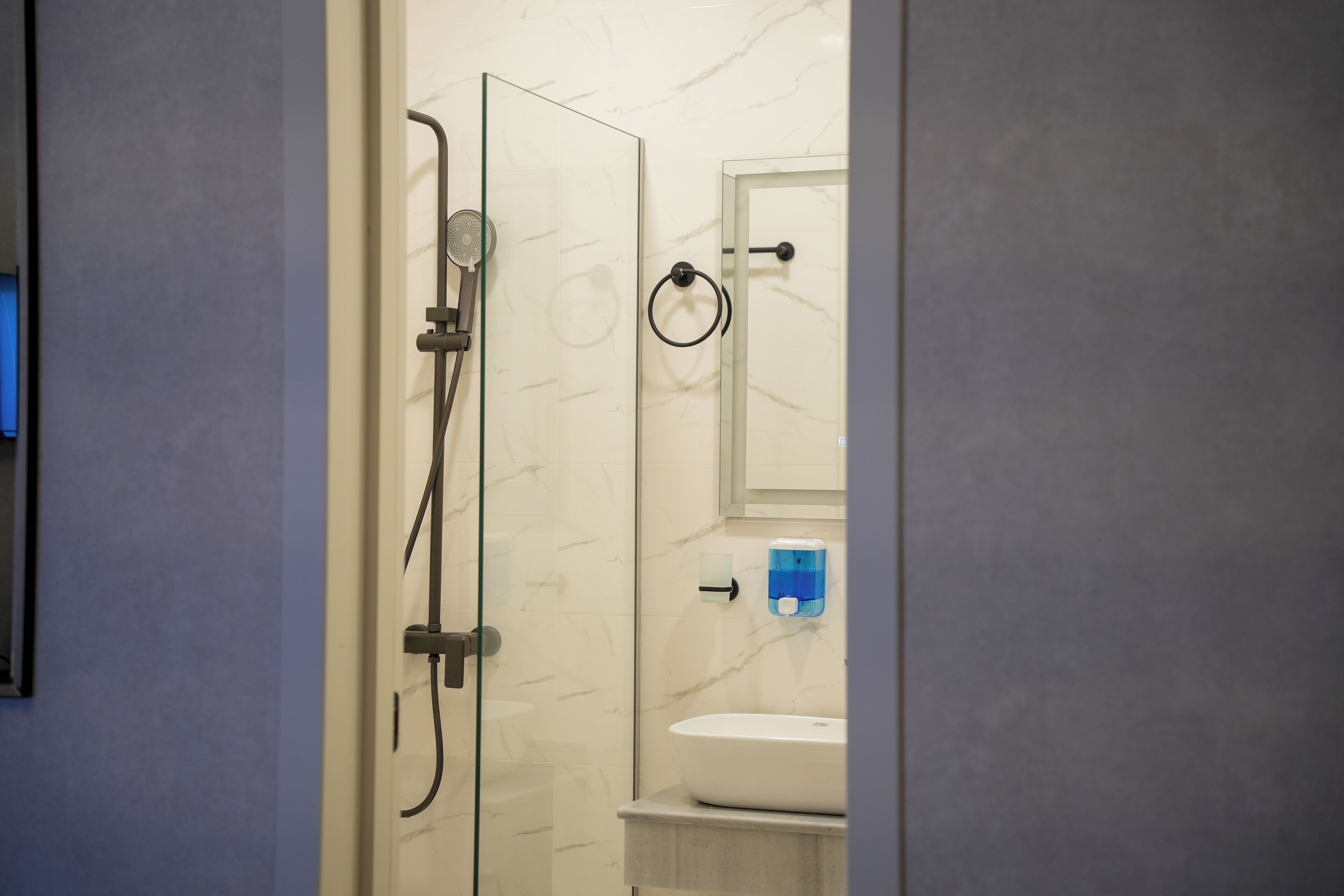 Quarto Duplo ou Twin Económico, varanda, vista para o pátio | Casa de banho | Um polibã, um secador de cabelo, chinelos, toalhas fornecidas 