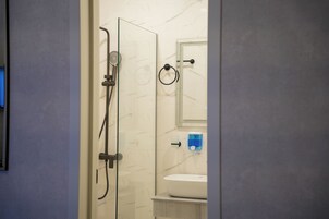 Quarto casal ou duplo econômico, sacada, vista para o pátio | Banheiro | Chuveiro, secador de cabelo, chinelos, toalhas de banho