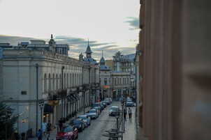 Quarto casal, vista para a cidade | Escrivaninha, espaço de trabalho para notebook, quartos à prova de som