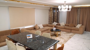 Apartamento standard, 2 quartos | Área de estar