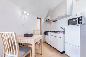 Quarto casal | Cozinha privada | Cooktop, talheres/pratos/utensílios de cozinha, freezer