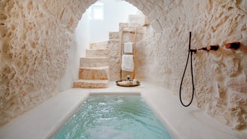 Vila, vista para a piscina | Banheiro | Chuveiro/banheira combinados, produtos de toalete grátis