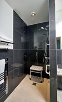 Quarto casal, vista para o lago | Banheiro | Secador de cabelo, toalhas de banho, sabonete, shampoo