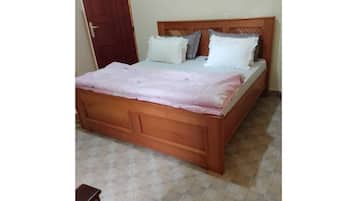 Vila superluxo, vista para o jardim | Escrivaninha, ferros/tábuas de passar roupa, Wi-Fi de cortesia