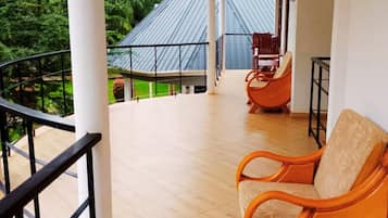 Quarto casal luxo, vista para o jardim | Vista da sacada