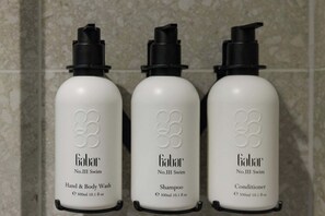 Secador de cabelo, toalhas de banho, sabonete, shampoo