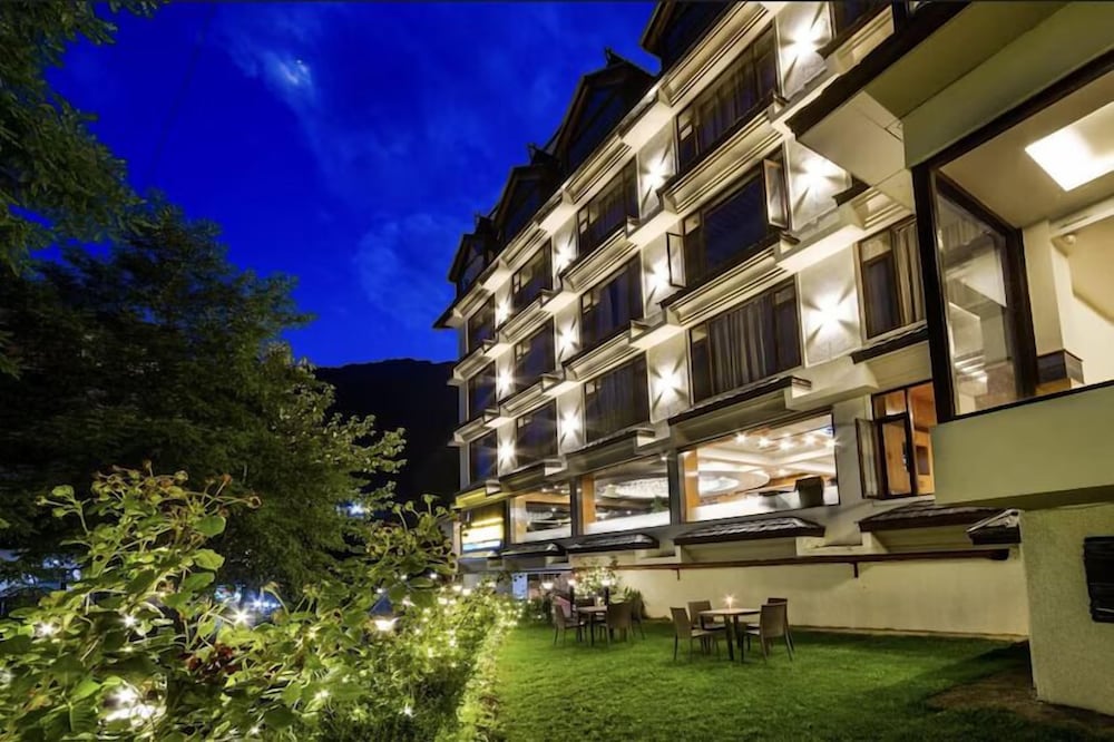 Tribhav Rohtang Heights Resort - Manali