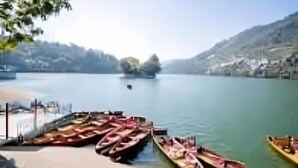 Um lago tranquilo com barcos atracados num cais.