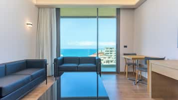 302 - Sea view Business Suite W Balcony | Sala | Smart TV de 43 polegadas com canais digitais, serviços de streaming