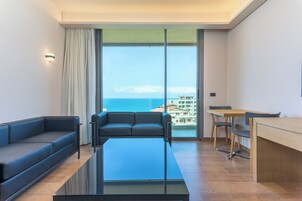 302 - Sea view Business Suite W Balcony | Sala de estar | Smart TV 43 polegadas com canais digitais, serviços de streaming