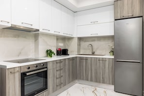 Apartamento, varanda, Vista para a cidade | Cozinha privada | Uma máquina de café expresso, uma chaleira elétrica, uma torradeira