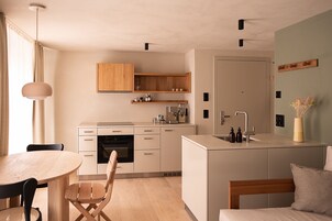 Apartment Ground Floor | Cozinha privada | Um frigorífico, um forno, uma placa de cozinha