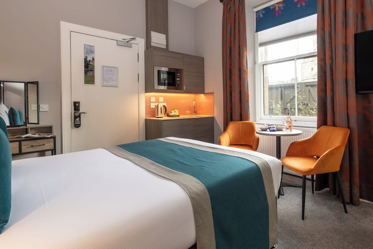 Estúdio, 1 quarto (House Studio Room) | Roupa hipoalergénica, ferro/tábua de engomar, roupa de cama fornecida