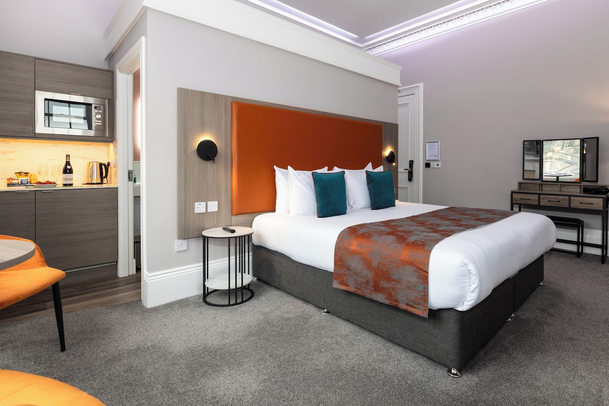 Estúdio, 1 quarto (Master Studio Room) | Roupa hipoalergénica, ferro/tábua de engomar, roupa de cama fornecida