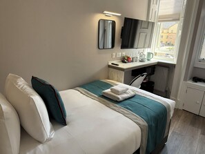 Quarto Individual (Compact Living) | Roupa hipoalergénica, ferro/tábua de engomar, roupa de cama fornecida 