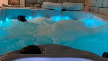 Apartamento (Two Bedroom Apartment) | Banheira de hidromassagem privativa