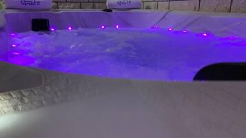 Apartamento (Two Bedroom Apartment) | Banheira de hidromassagem privativa