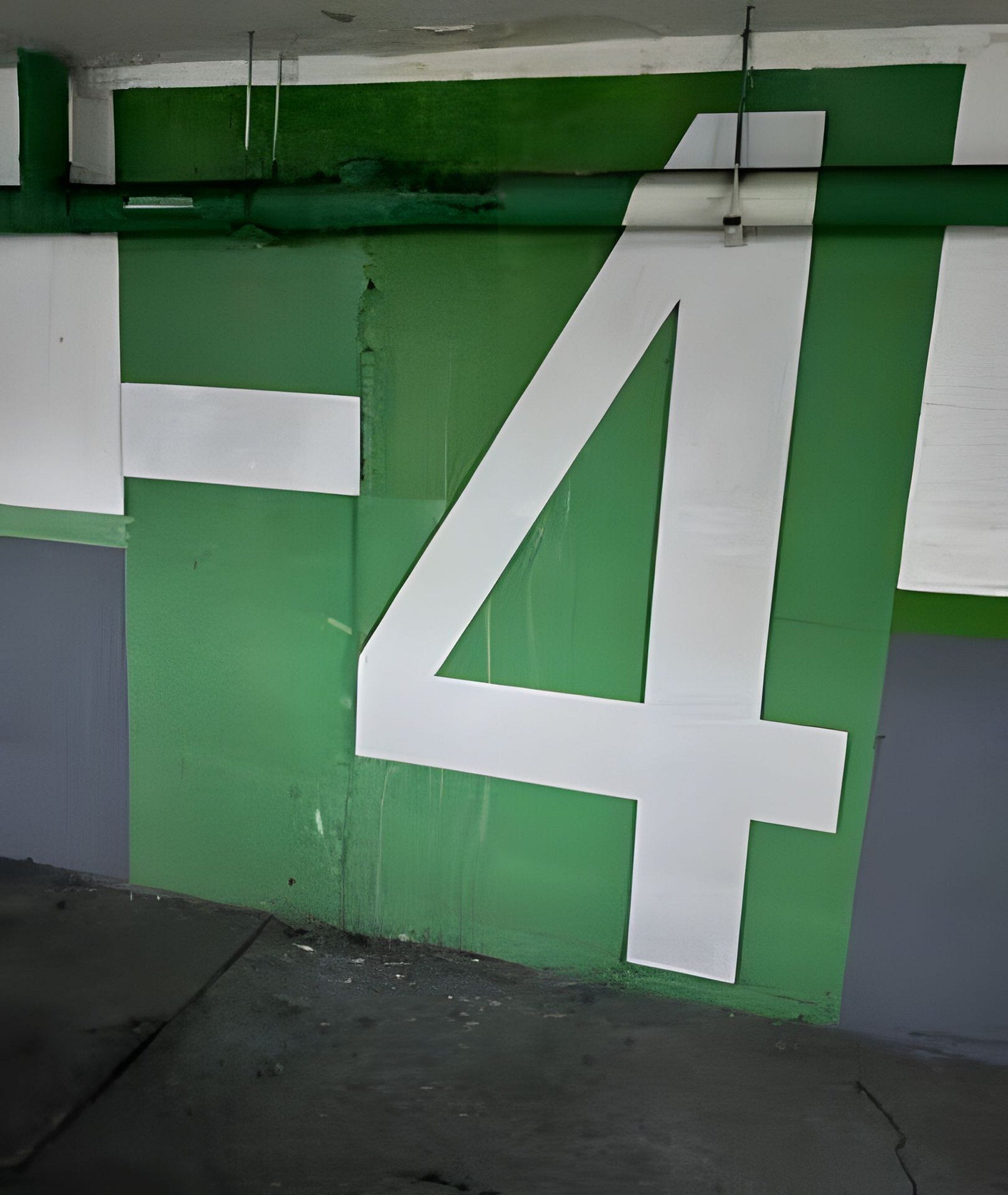 Pared verde com o número '4' grande pintado em branco.