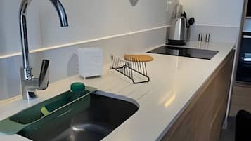 Apartamento | Cozinha privada | Geladeira, micro-ondas, fogão, cooktop