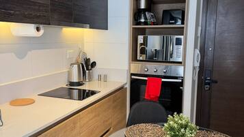 Apartamento | Cozinha privada | Geladeira, micro-ondas, fogão, cooktop