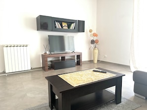 Apartamento, varanda | Sala de estar | Televisor de 30 polegadas com canais via satélite