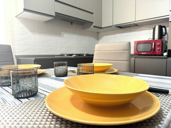 Apartamento, varanda | Cozinha privada | Um frigorífico, um micro-ondas, um forno, uma placa de cozinha