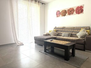 Apartamento, varanda | Sala de estar | Televisor de 30 polegadas com canais via satélite